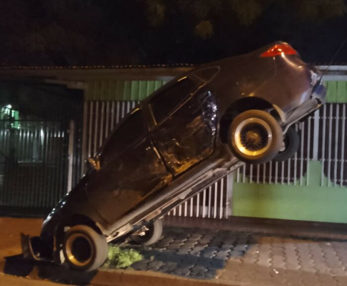 Choque entre vehículos provoca que un carro quedara suspendido sobre un ...