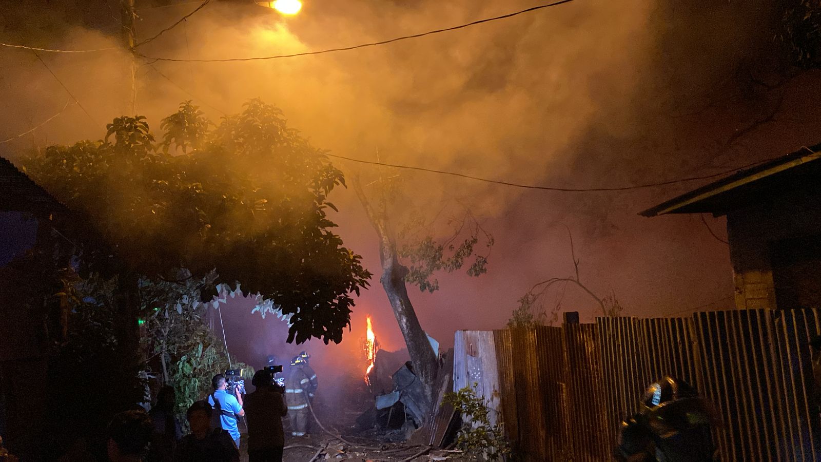 Incendio deja en la calle a una humilde familia del barrio 13 de Mayo ...