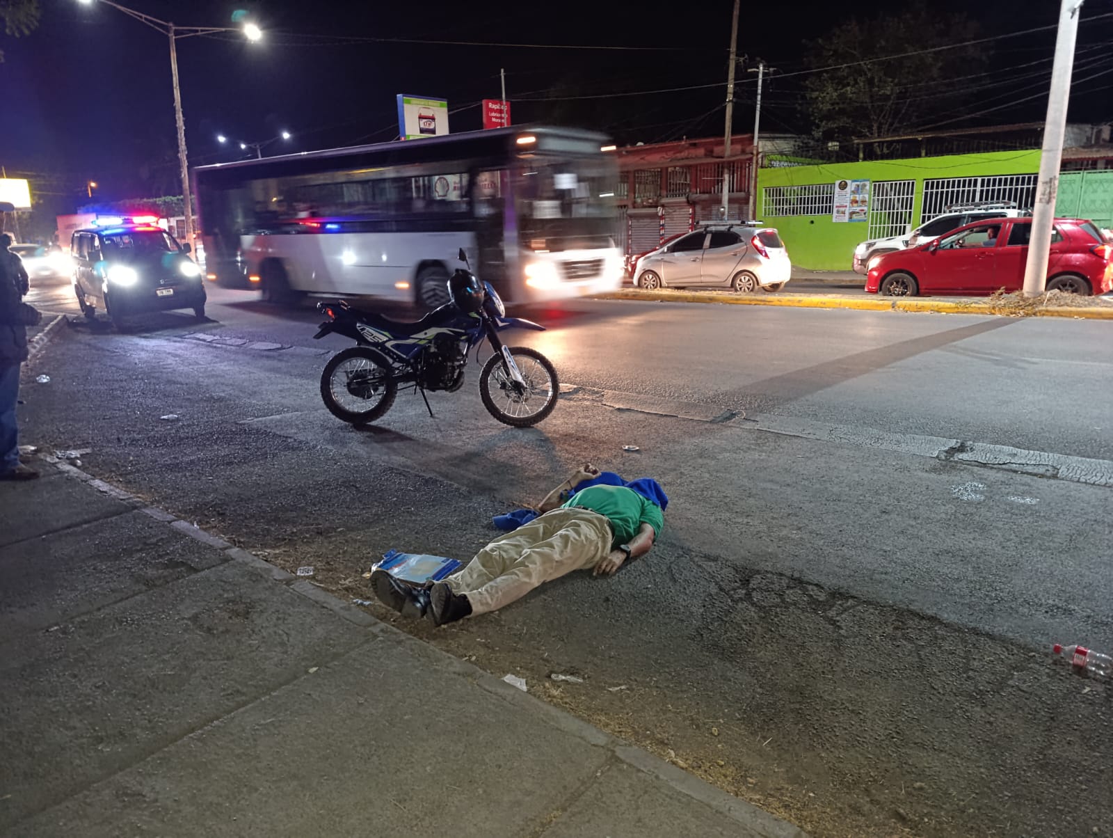 Hombre es sorprendido por la muerte en una calle cercana al puente a ...