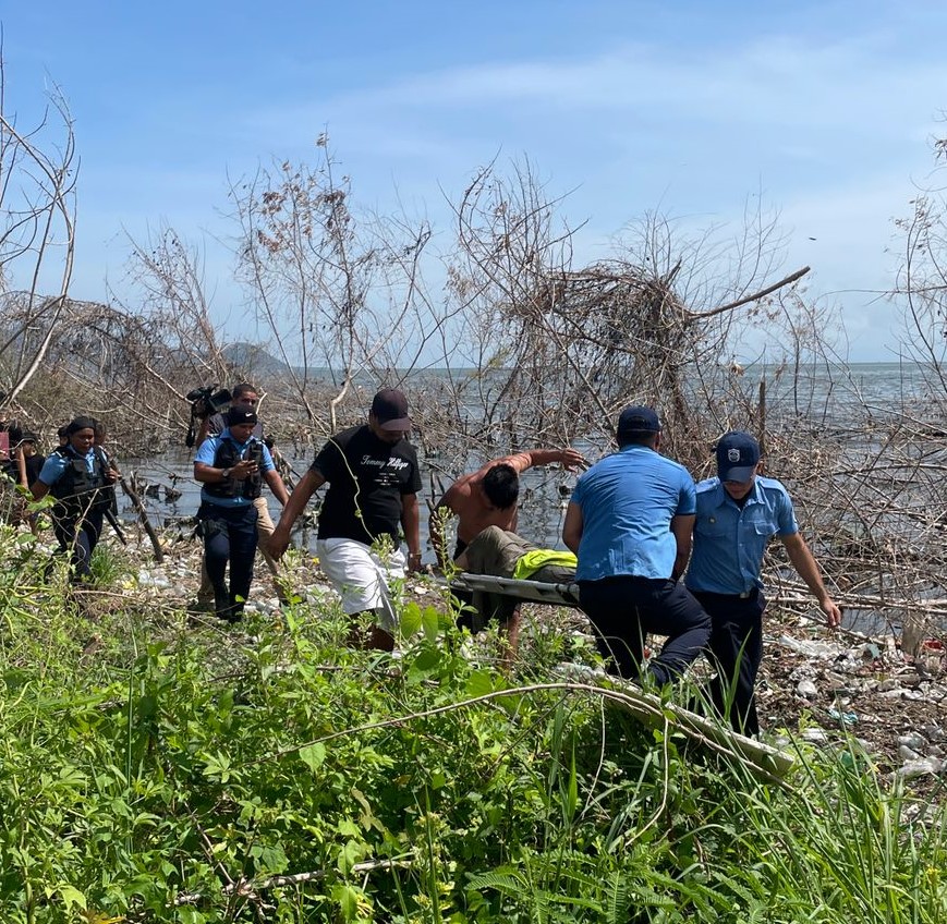 Ayudan a mujer que pasó cuatro días en las aguas del lago Xolotlán de ...