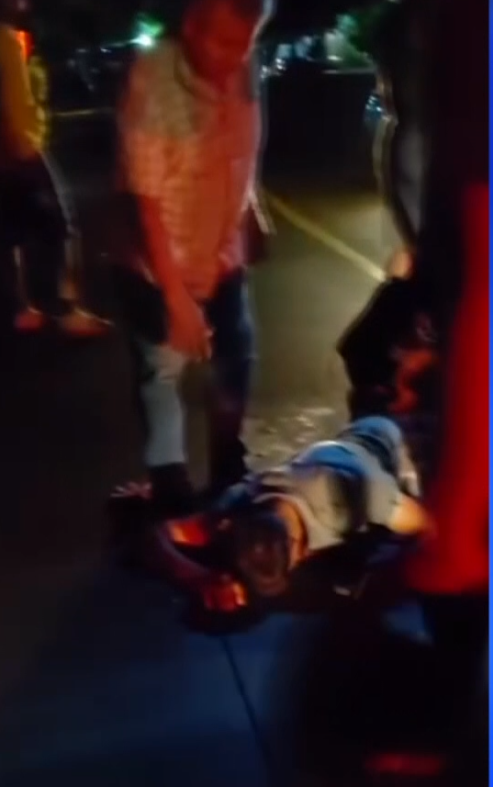 Motorizado queda gravemente lesionado al estrellarse contra una valla ...